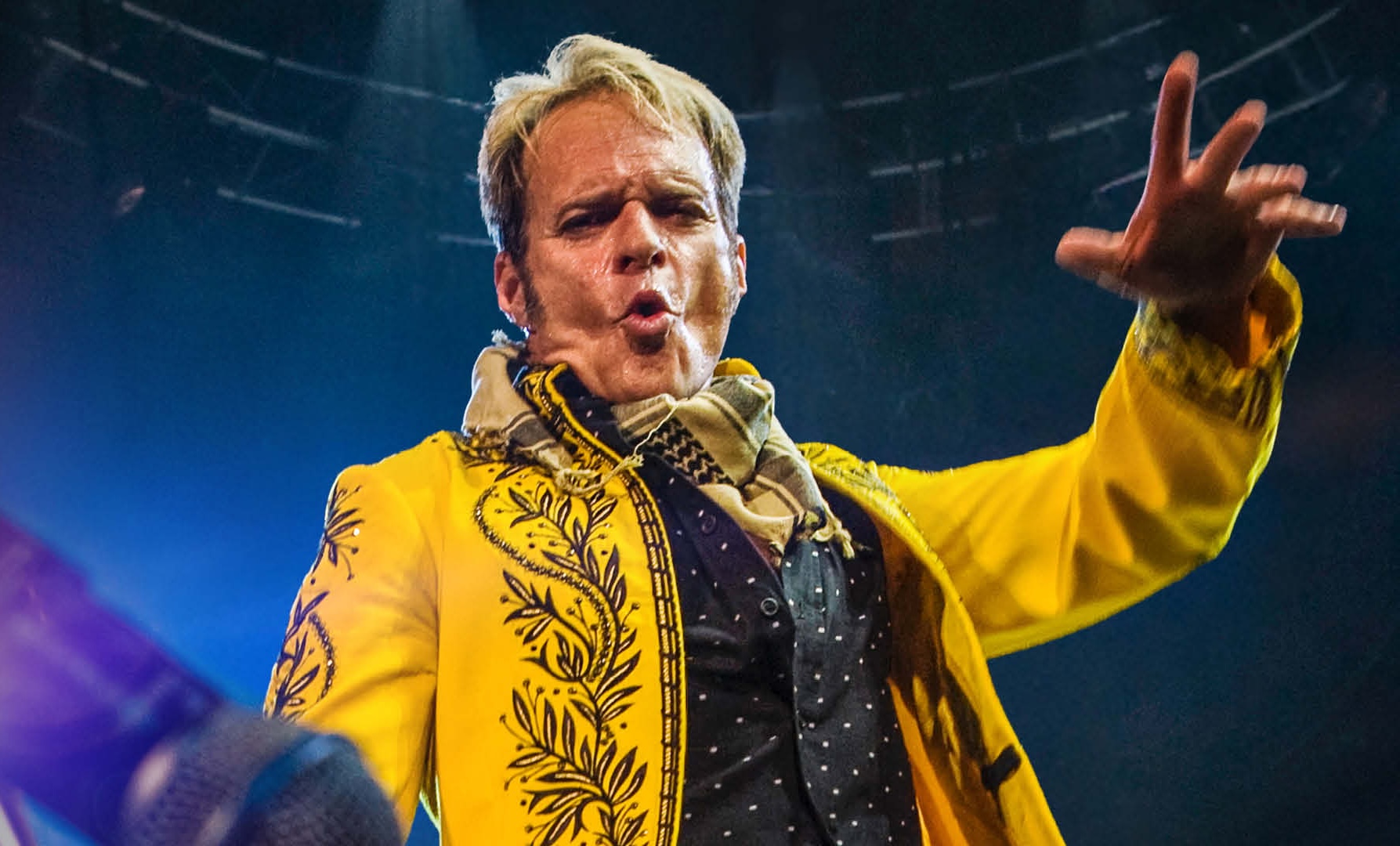 Former Van Halen frontman David Lee Roth brings the razzle and the ...